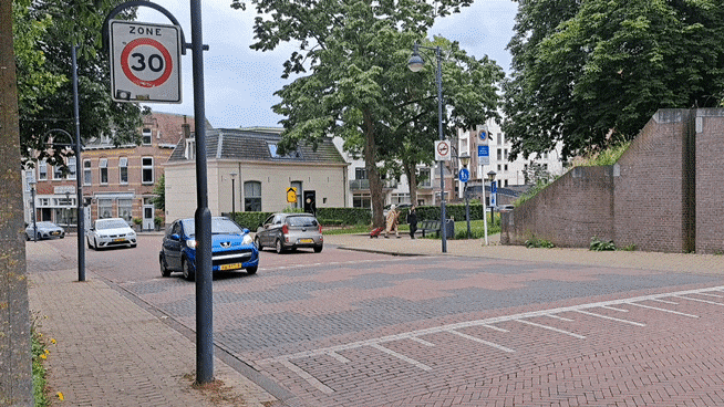 Veilig oversteken bij wandelrondje vesting is soms lastig en daaraan ...