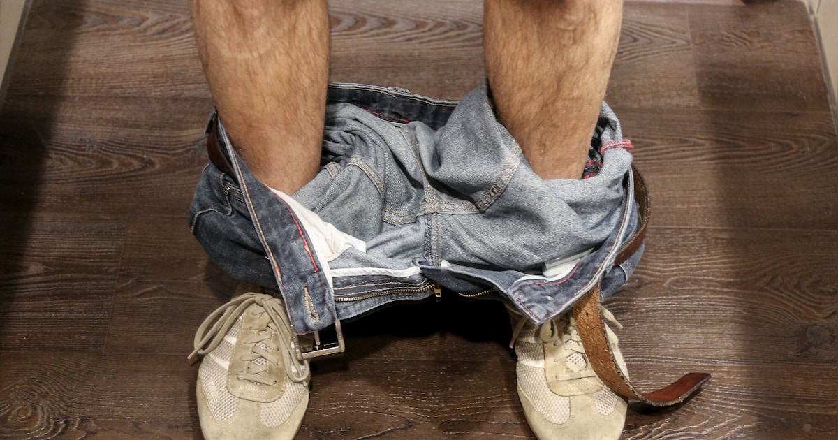 Man loopt met broek op zijn enkels door de stad: ‘Iets te diep in het ...