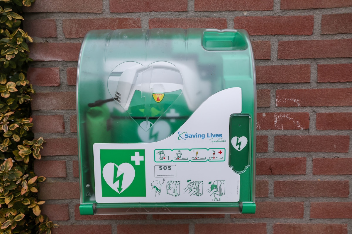Gemeentes schieten te hulp: extra geld moet voorkomen dat AED’s straks ...