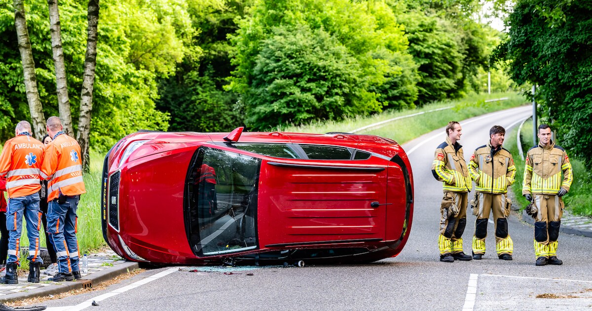 Auto belandt op zijkant bij botsing in Tilburg - Oozo.nl