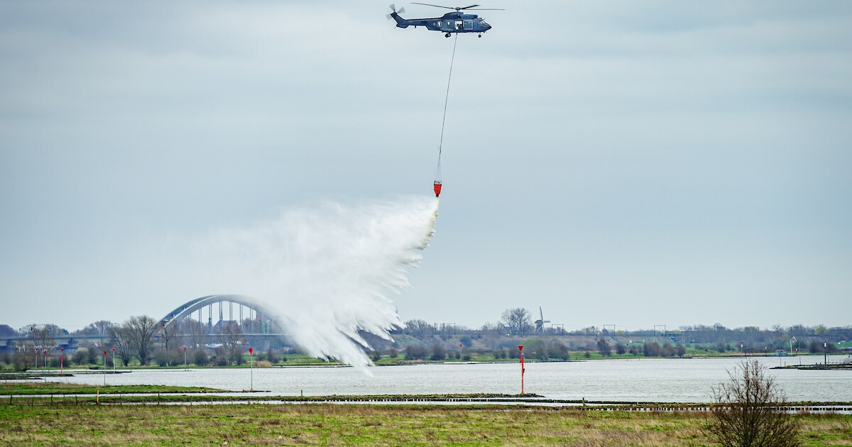 Defensiehelikopter oefent blussen natuurbranden bij de Lek | Regio | De ...
