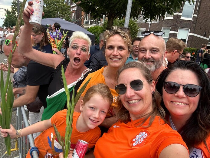 Marjolein deelt gladiolen uit aan de ‘eenzame wandelaar’: ‘Mensen zijn ...