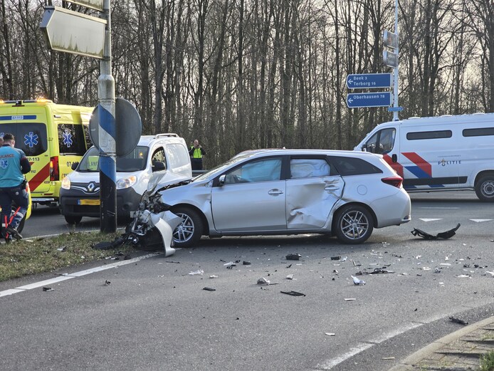 Veel schade bij botsing op kruising N335 en afrit A18 bij Didam: wegdek bezaaid met brokstukken ...