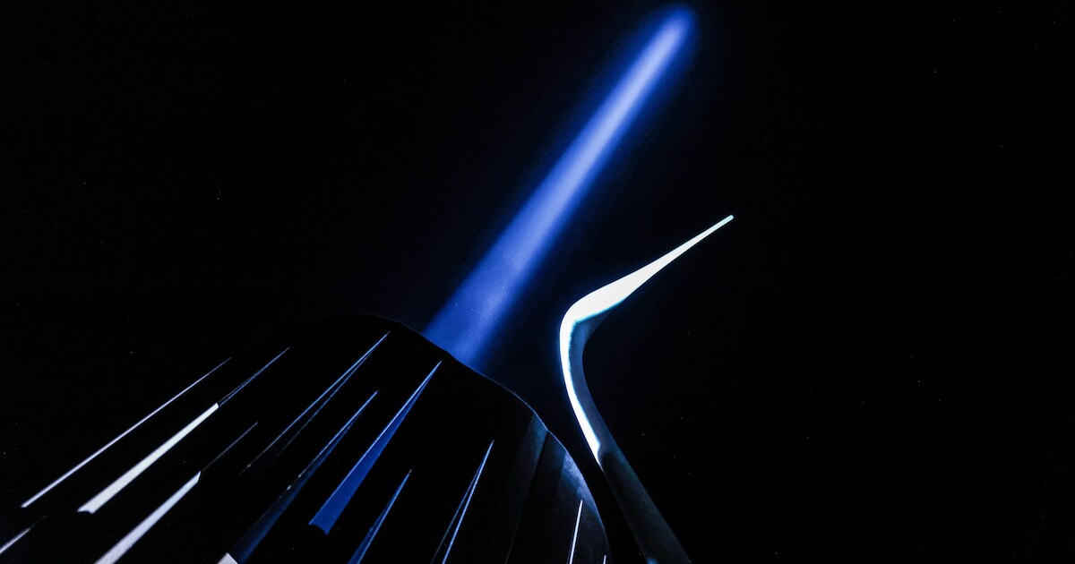 Hans moet een ladder pakken om te zien dat Oosterlicht een lichtstraal ...