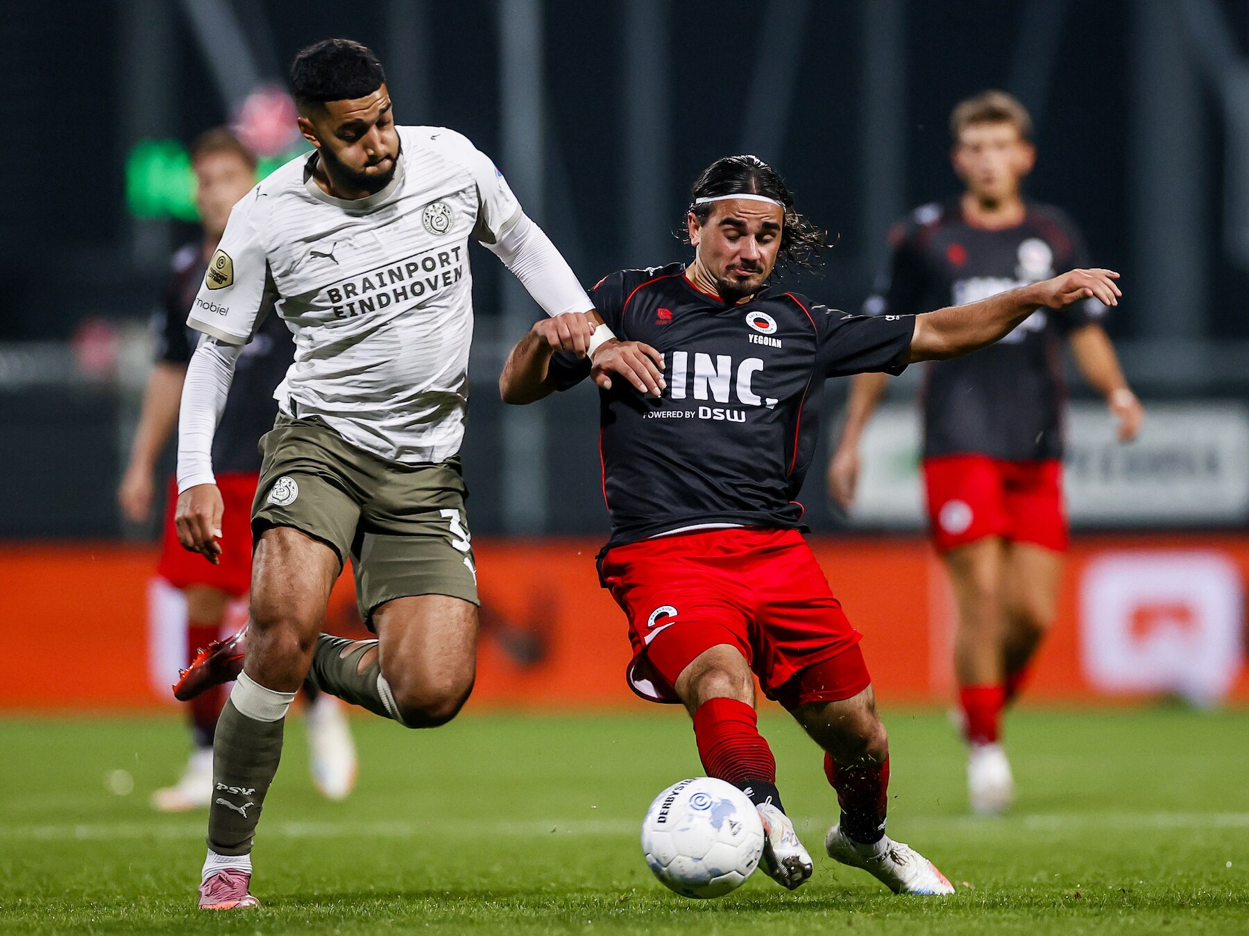 Inwoners hangen Nederlandse vlaggen op als protest tegen plan voor azc ...