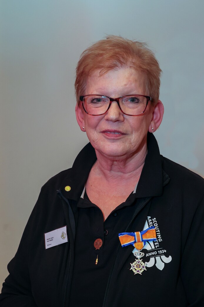 Koninklijke onderscheiding voor scoutingwerk door Marie-José van Bakel ...