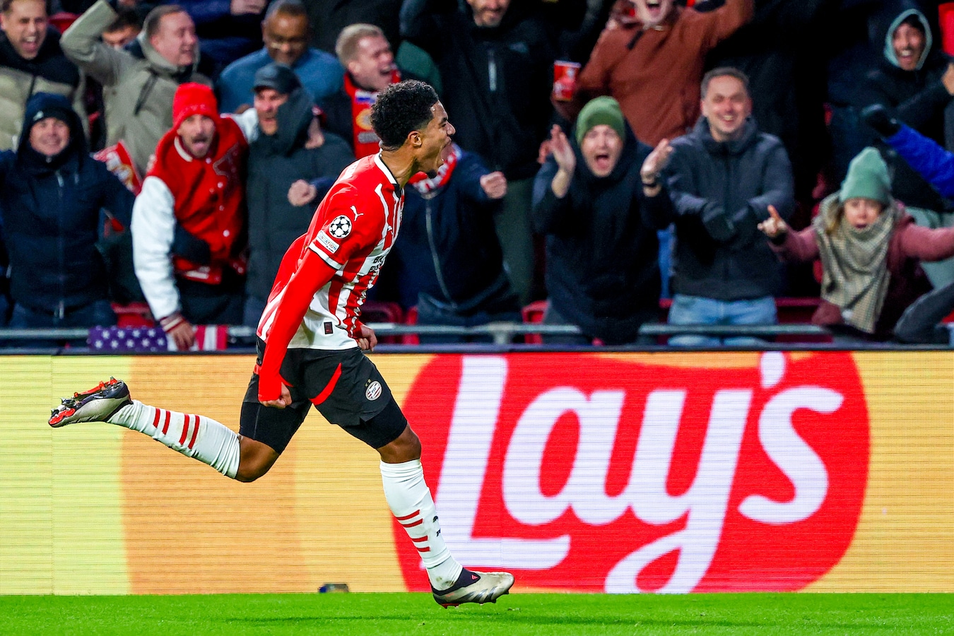 Actie Noa Lang roept vragen op over grens van het juichen: ‘Sport is ...