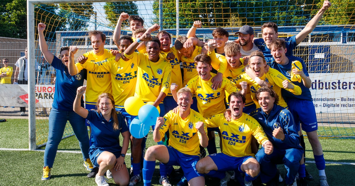 Na twee degradaties en een knieblessure is Robbie (25) eens kampioen ...