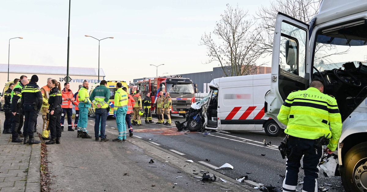Gewonde bij botsing tussen bestelbus en vrachtwagen in Etten-Leur | Brabant | De Gelderlander.nl