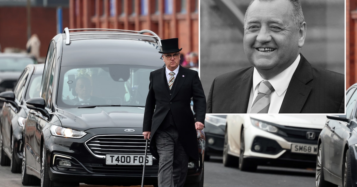 Scott loopt boos weg tijdens crematie van zijn vader: ‘Ik weet zeker ...