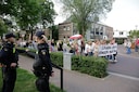 Geert Wilders spreekt deelnemers vreedzaam verlopen asielprotest toe in ...