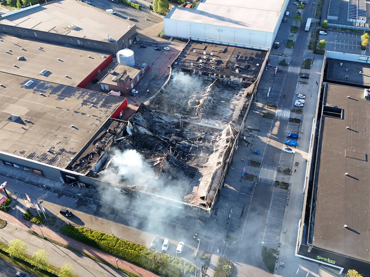 Enorme schade op meubelboulevard in Waalwijk, brand zo goed als uit ...