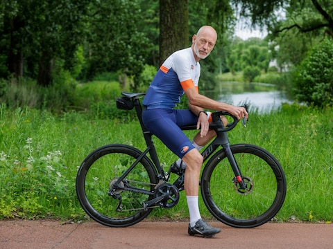Zijn vrienden verklaarden hem voor gek, maar Arjan (56) fietste op één ...