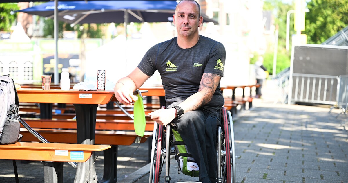 Rolstoeler Ronald is als eerste binnen, maar wel 2 uur later dan ...