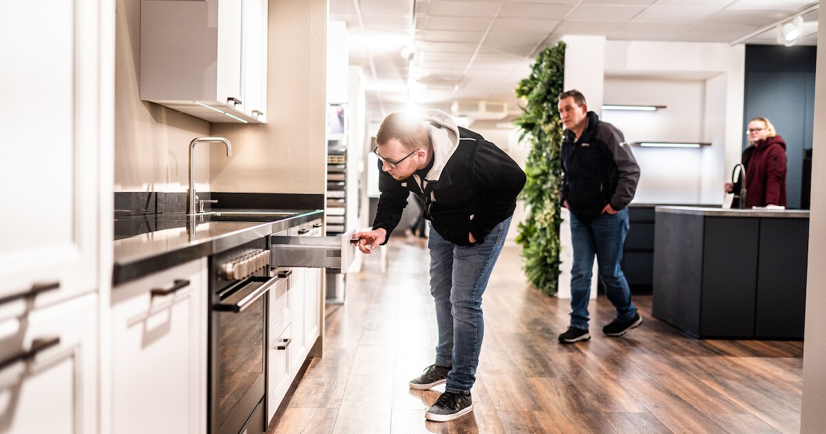Topdrukte bij uitverkoop van failliete keukenzaak, waar zelfs de ...