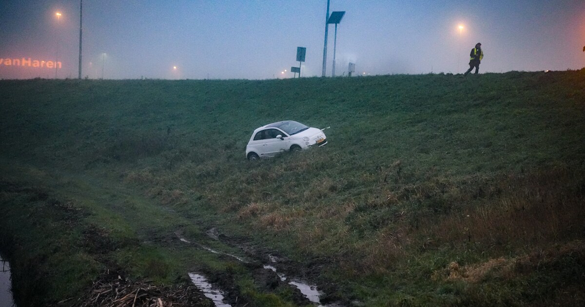 Automobiliste verliest macht over het stuur en belandt onderaan talud in Waalwijk | Brabant ...