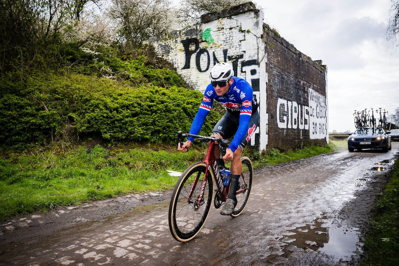 Mathieu van der Poel is het niet eens met zijn vader Adrie: ‘Van Aert ...