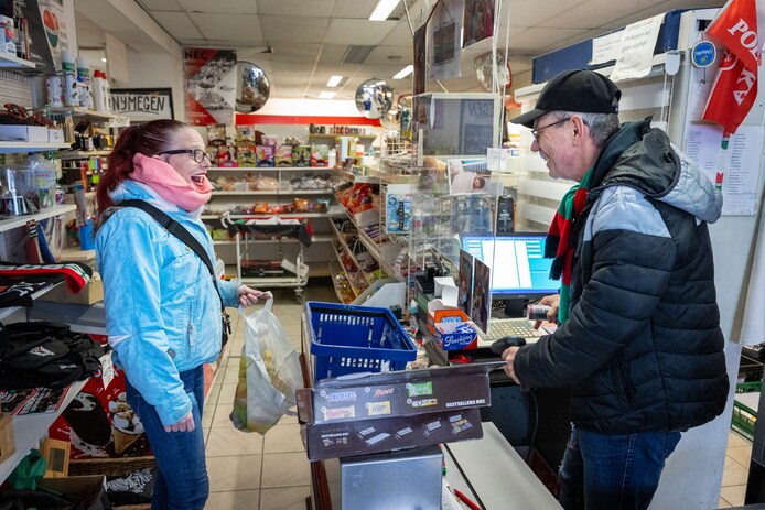 Hennie sluit voorgoed de deuren van zijn iconische supermarkt: ‘Sta ...