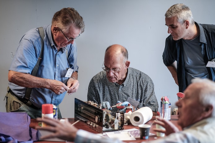 Van een oude radio tot een decoupeerzaag: vrijwilligers Repair Café ...