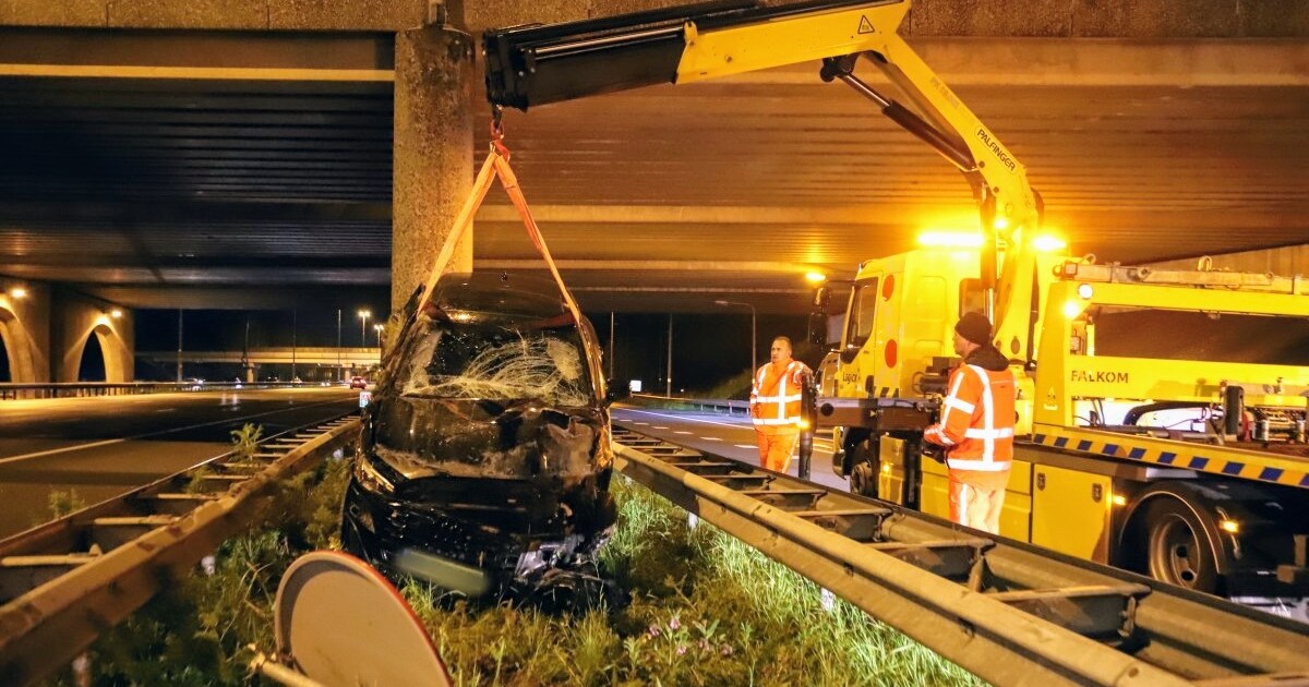 Voertuig belandt tussen vangrails op A2: een gewonde naar het ...