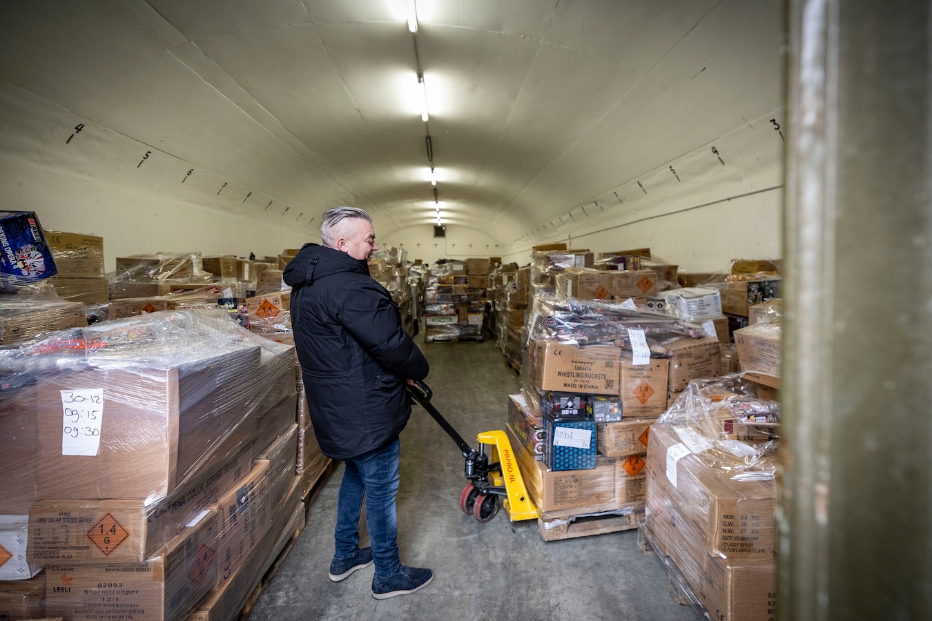 5000 online bestellingen en 15 bunkers vol: zo werkt vuurwerkhandel aan ...