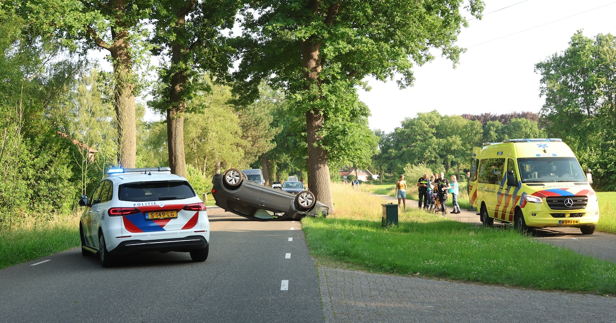 Beschonken bestuurder slaat met auto over de kop in Borculo en wordt ...