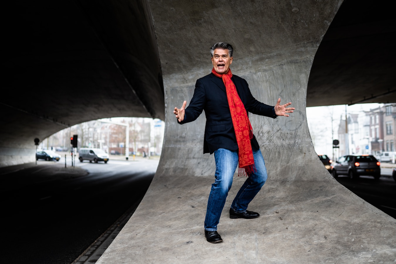 Emile Ratelband voelt zich hartstikke jong, maar mag hij van de rechter ...