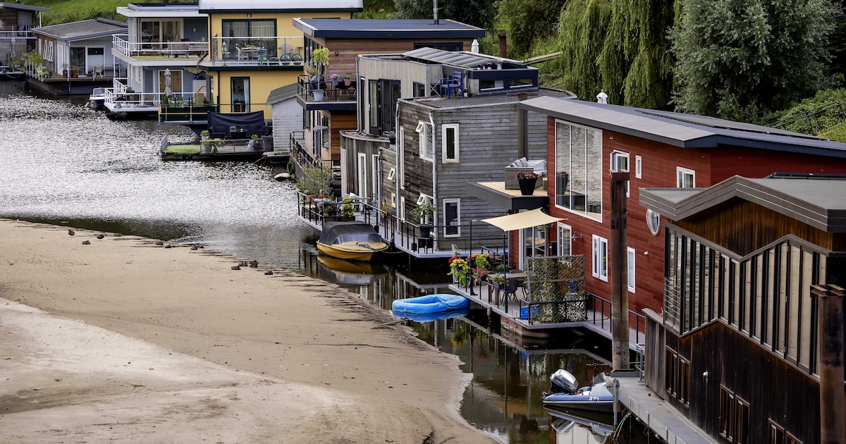 Erg laag water in Waal en IJssel: woonboten op het droge en schepen ...