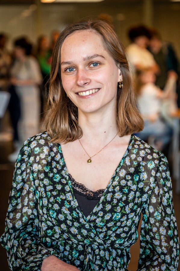 Opluchting en vrolijkheid na het verlossende eindexamenwoord, vlag uit ...