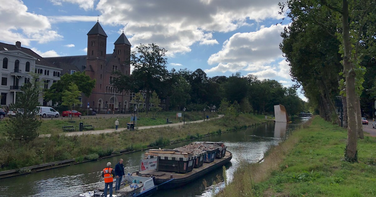 Literatuurboot en podium in het water: openingsfeest Utrechtse Singel ...