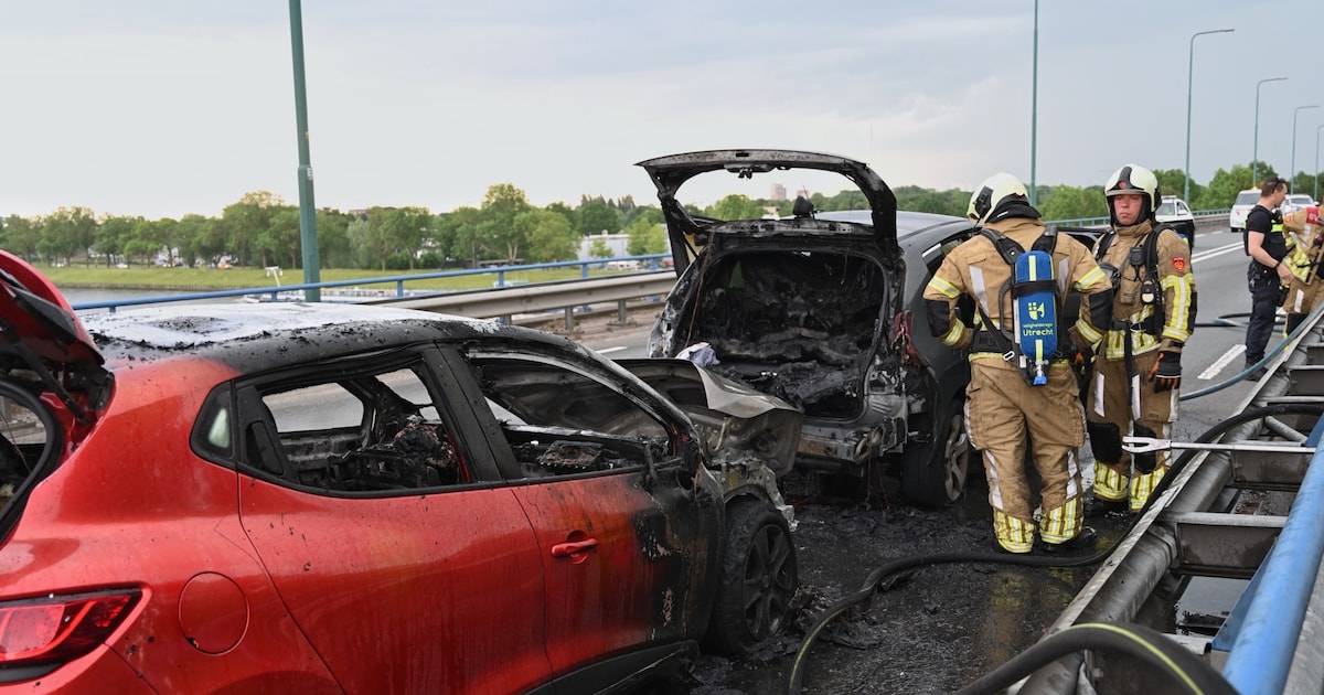Auto's branden uit na kop-staartbotsing op N408 bij Nieuwegein | Regio ...