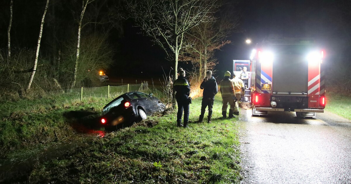 Beginnend bestuurder raakt macht over stuur kwijt en belandt in greppel, pal naast boom | Land ...
