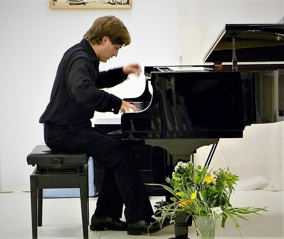 Pianist Christian Sanders speelt weemoedige en stormachtige muziek in ...