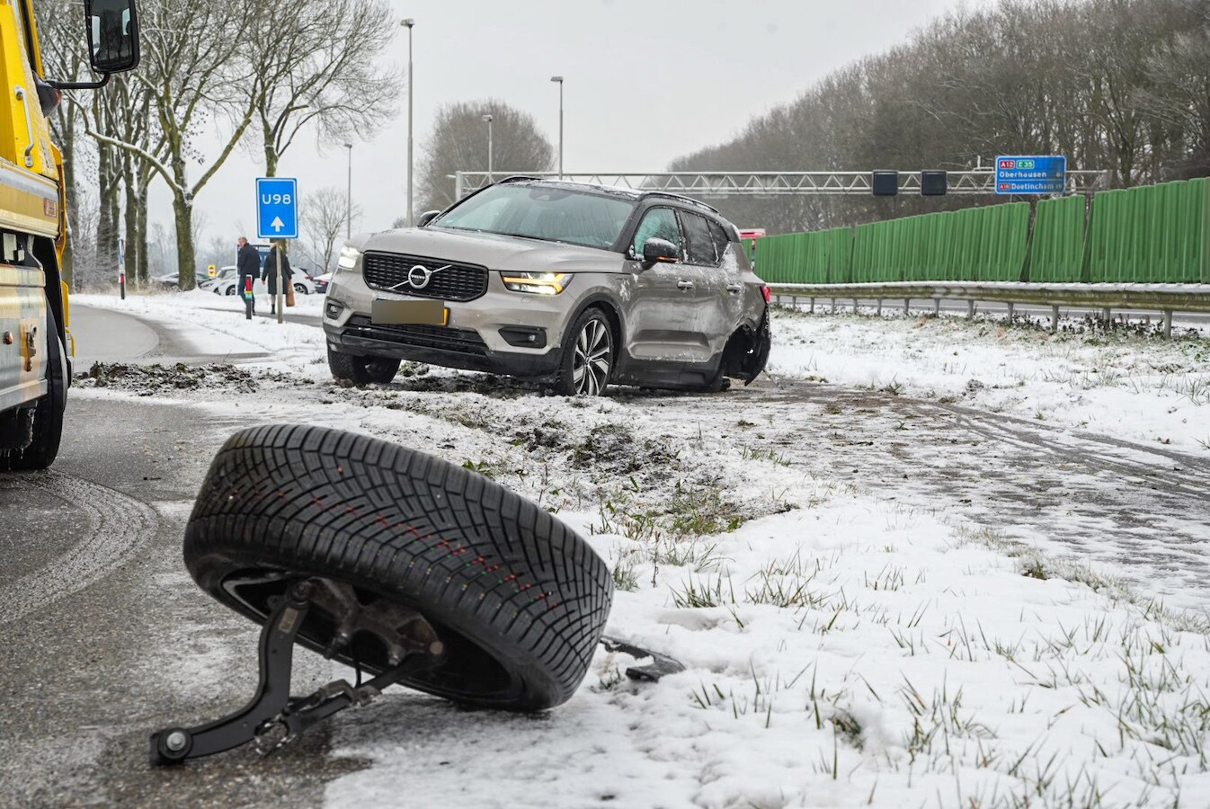 Auto verliest wiel na botsing op de Nieuwe Steeg in Zevenaar | Foto ...