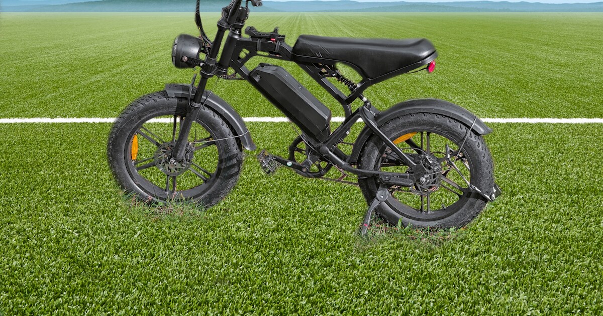 Ook bij Siol crossen jongeren op fatbikes en scooters over de velden ...