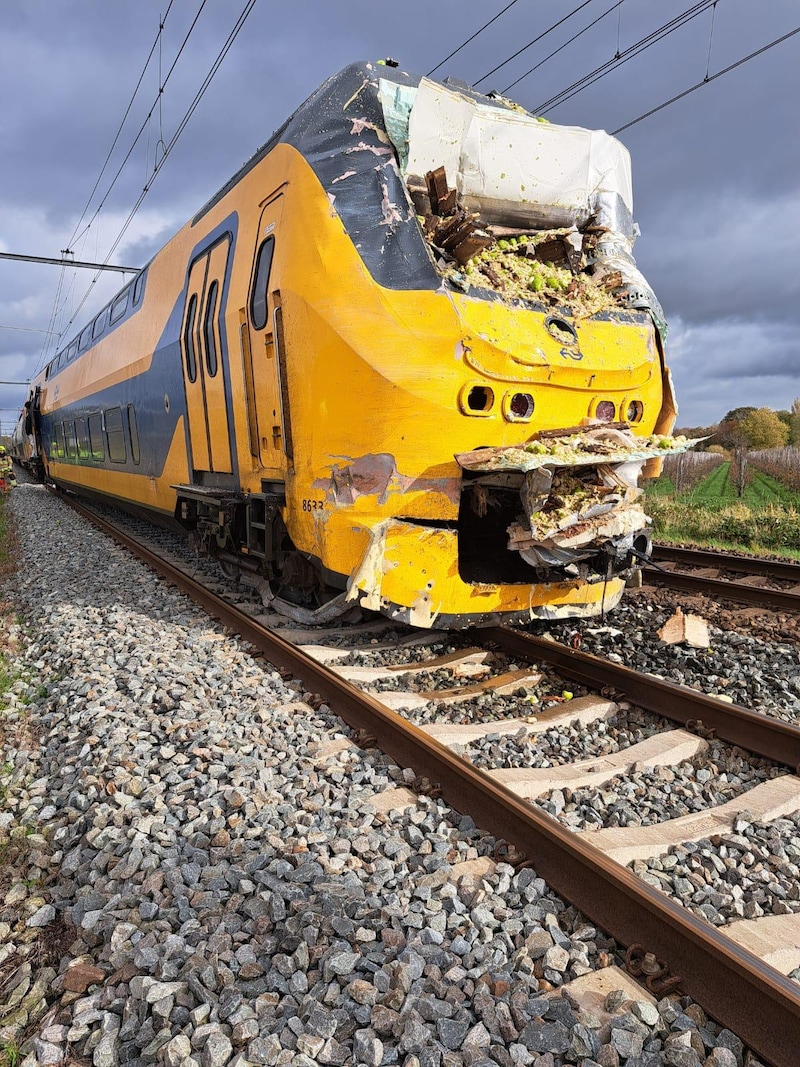 TERUGLEZEN | Vijf gewonden nadat trein vrachtauto ramt • Wagons ...