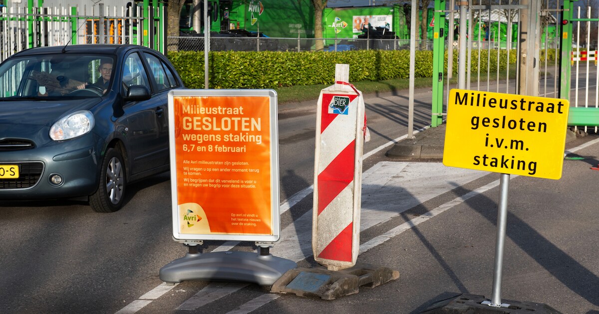 Grof afval gedumpt voor ingang van afvalverwerker, op eerste dag van ...