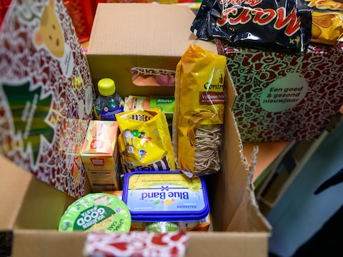 Een noodradio, kaarsen en een dekentje met logo: ja hoor, het ...