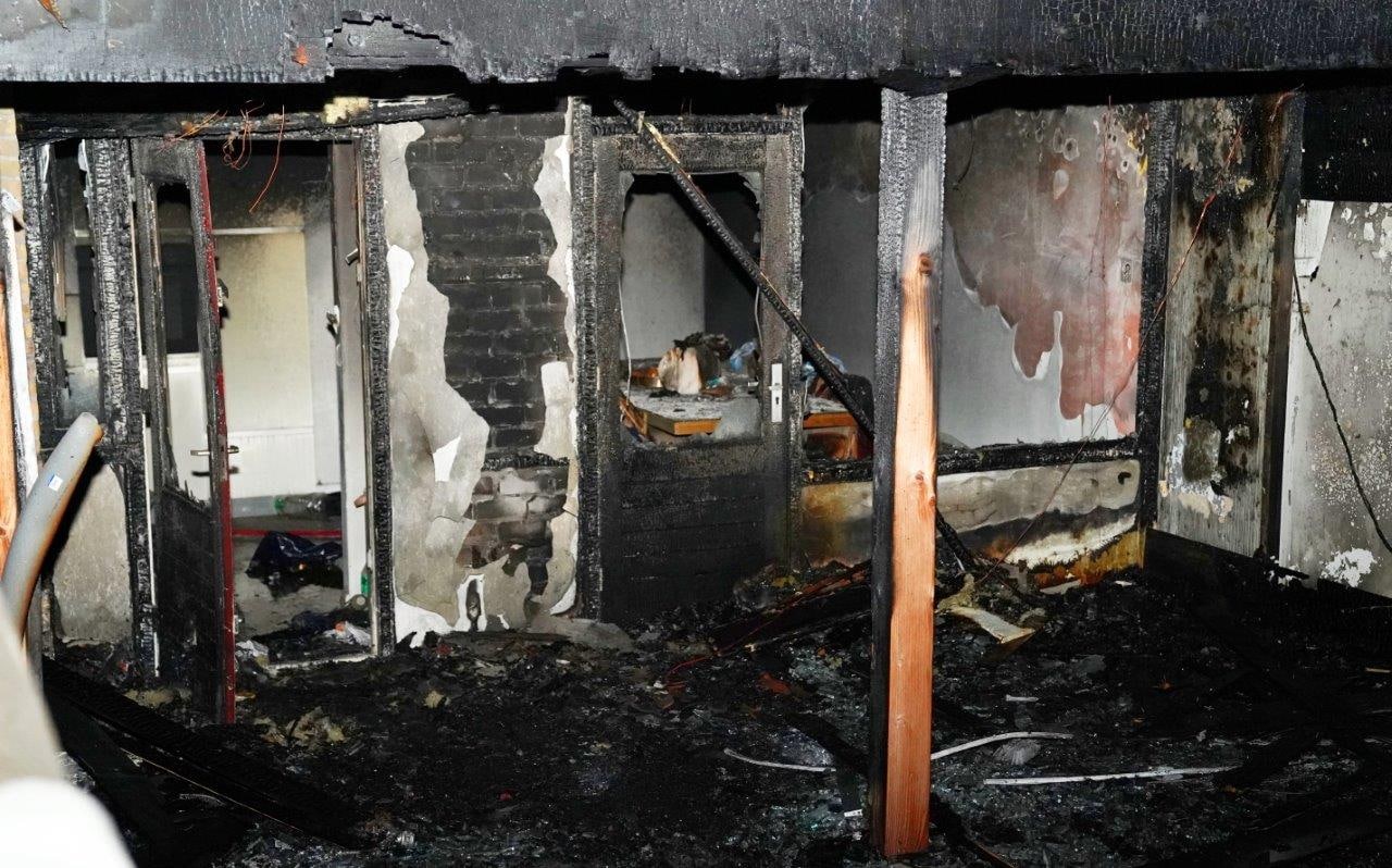 Bewoners kunnen ontsnappen aan verwoestende brand in hun woning in Den ...