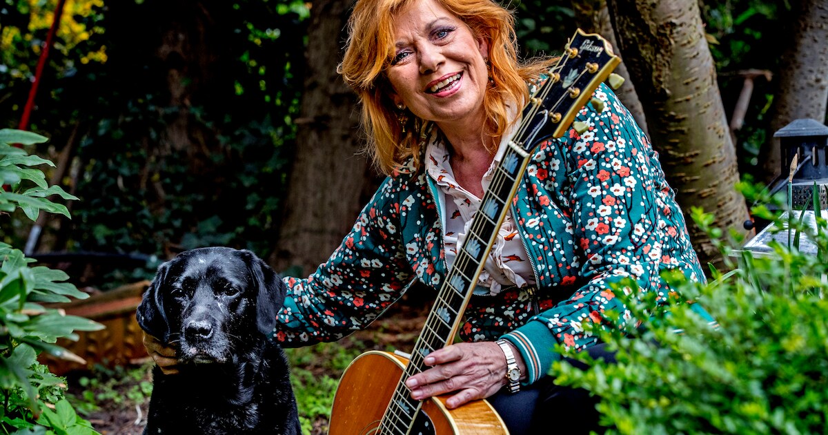 Zangeres Margriet Eshuijs, bekend van de hit House for sale, op 70 ...