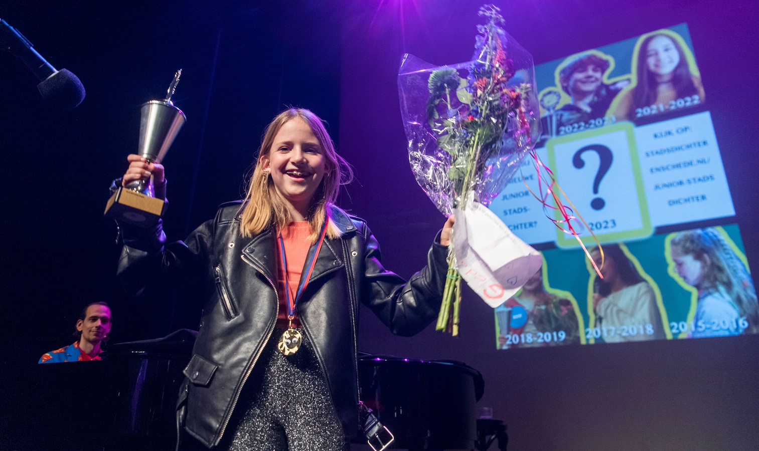 Jade (11) gaat dichten over Enschede: ‘over shoppen, mijn voetbalclub ...