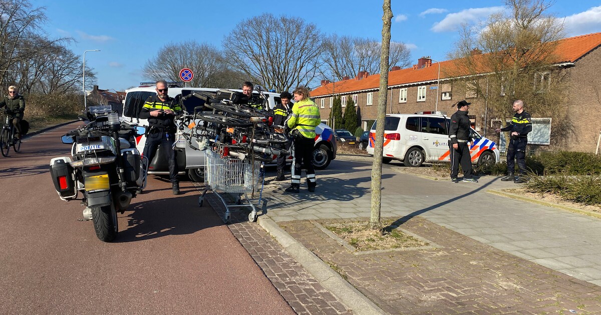 Man met winkelwagen vol fietsen aangehouden in Nijmegen: politie ...