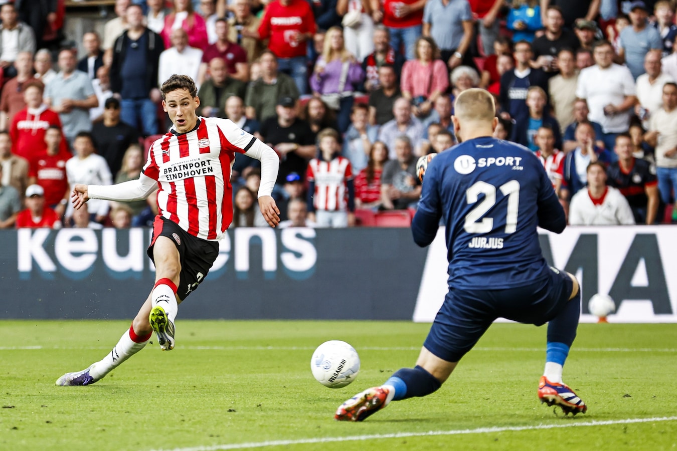 Invaller Esmir Bajraktarevic wijst PSV de weg en helpt Eindhovenaren ...