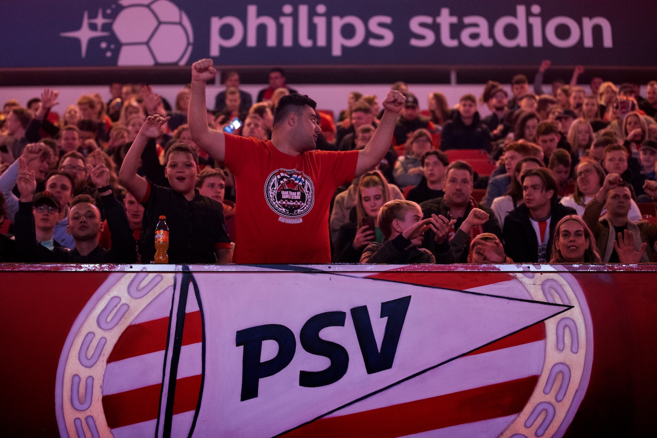 Meer dan vijftienduizend fans vieren met de spelers de bekerwinst van ...