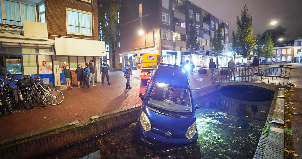 Automobilist belandt met voorkant van voertuig in het water van de ...