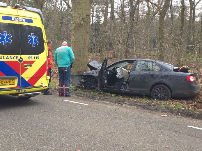 Automobilist botst frontaal op boom en raakt gewond, traumahelikopter op plek van ongeluk | 112 ...