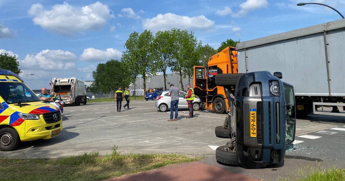 Auto komt op de zijkant terecht bij ongeval in Hengelo: een persoon ...