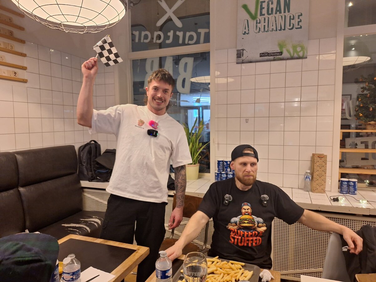Steff (31) pakt wereldrecord friet eten: ‘Ik heb van tevoren 26 uur ...