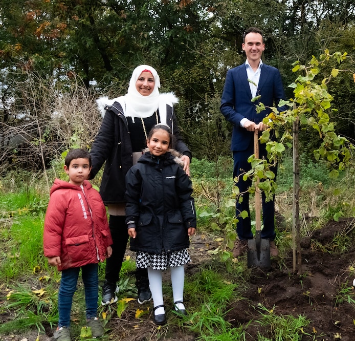 Tharaa (36) uit Syrië kwam met niets en staat nu voor de klas: ‘Begin ...