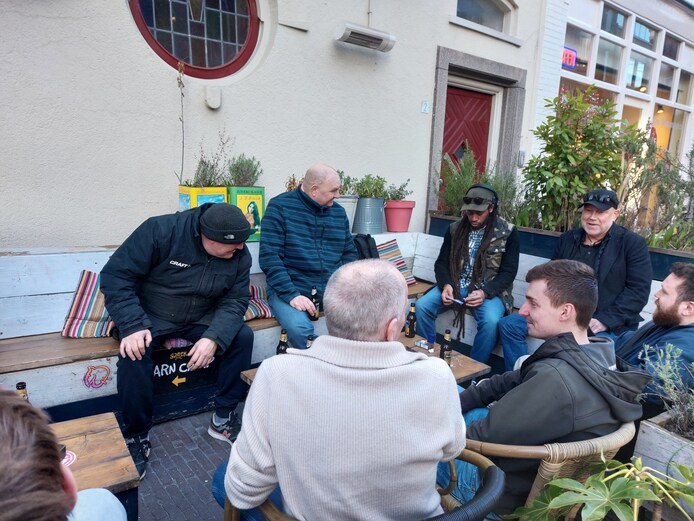 Nick kan zijn huis niet in, Robbie biedt hem spontaan een slaapplek aan ...